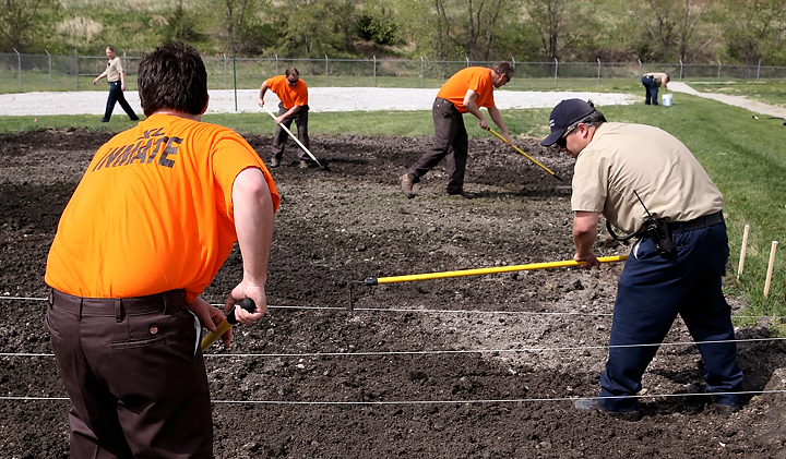 Inmates plant garden at Hall County Jail | Grand Island Local News ...