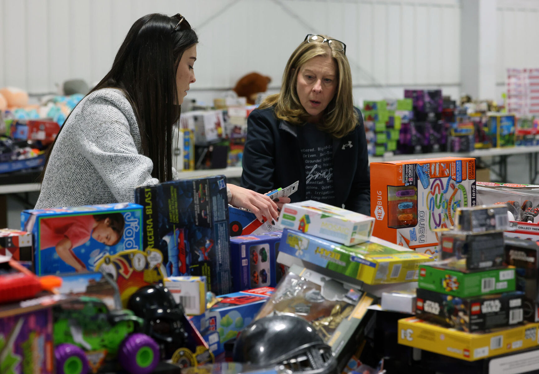 Photos: Volunteers organize Heartland United Way toy distribution