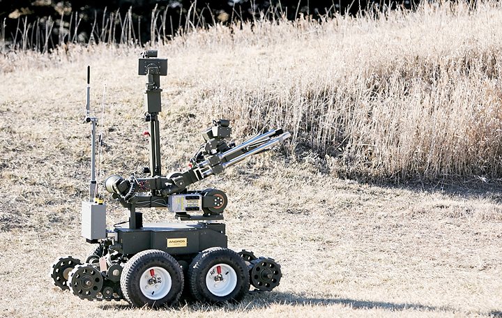 NSP gives demonstration of bomb robot