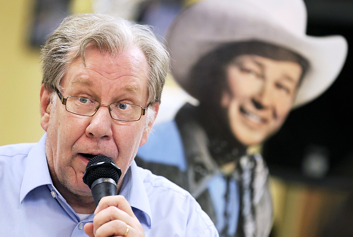 Prom lets seniors relive Hollywood glamor