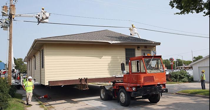 Moving modular building