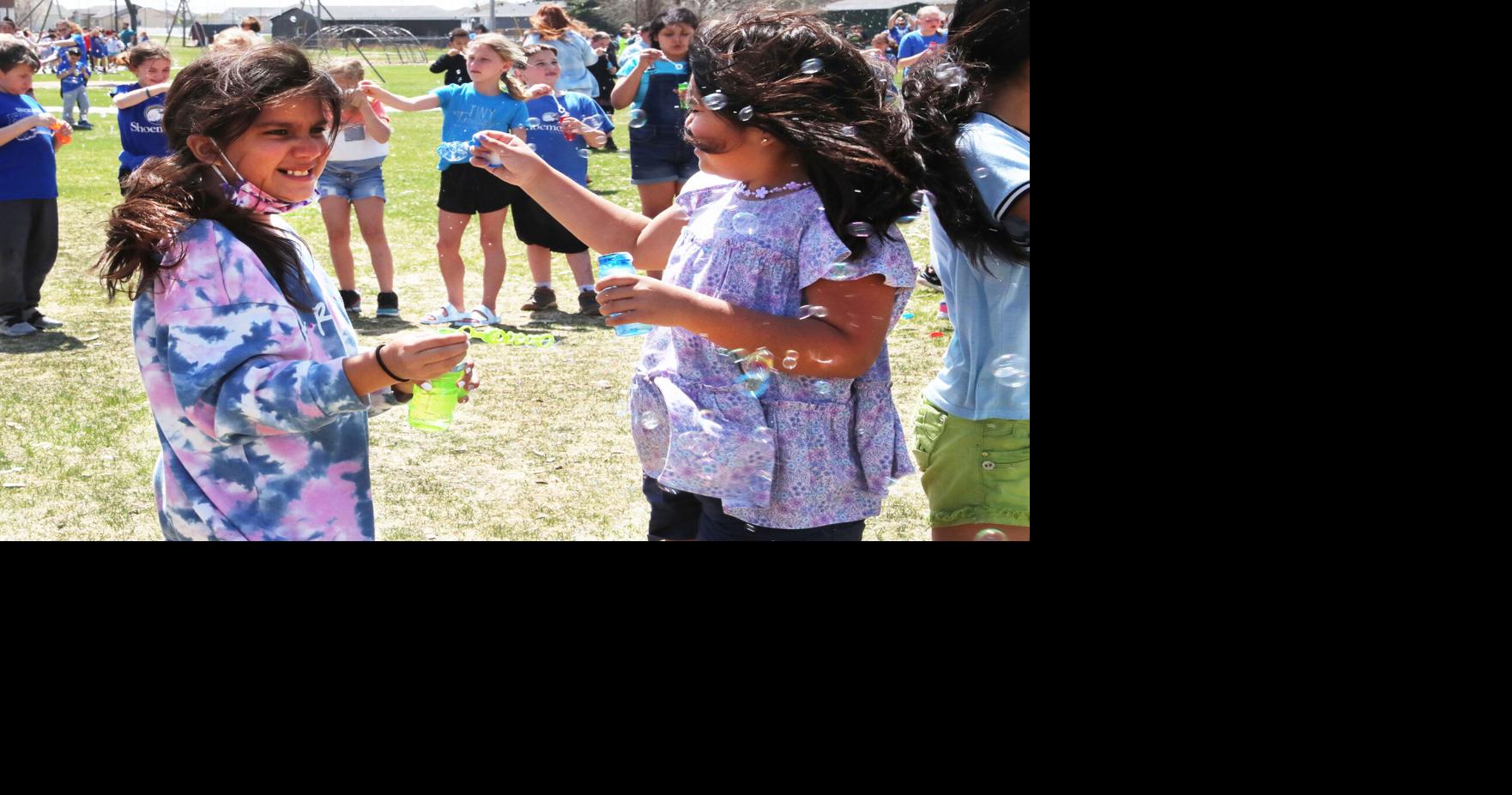 Shoemaker Elementary celebrates peers with ‘Bubbles for Autism’
