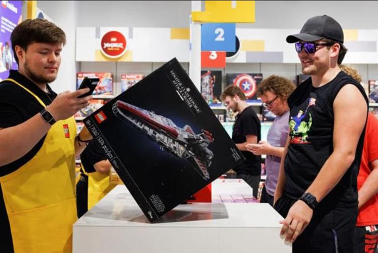 '5-4-3-2-1': Hundreds of fans cheer as the first Nebraska Lego store ...