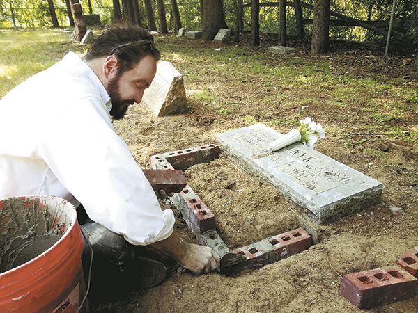 Crossing The Line: Fence encroaches on Jewish graves in Chesterfield ...