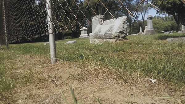Crossing The Line: Fence encroaches on Jewish graves in Chesterfield ...