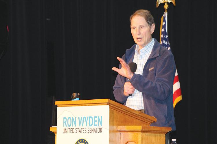 Wyden town hall draws demonstrators | News | thenewsguard.com