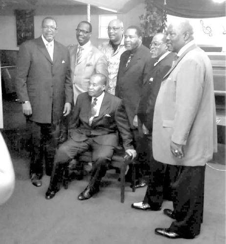 Wallace family gathers to remember late pastor | Faith | theparisnews.com