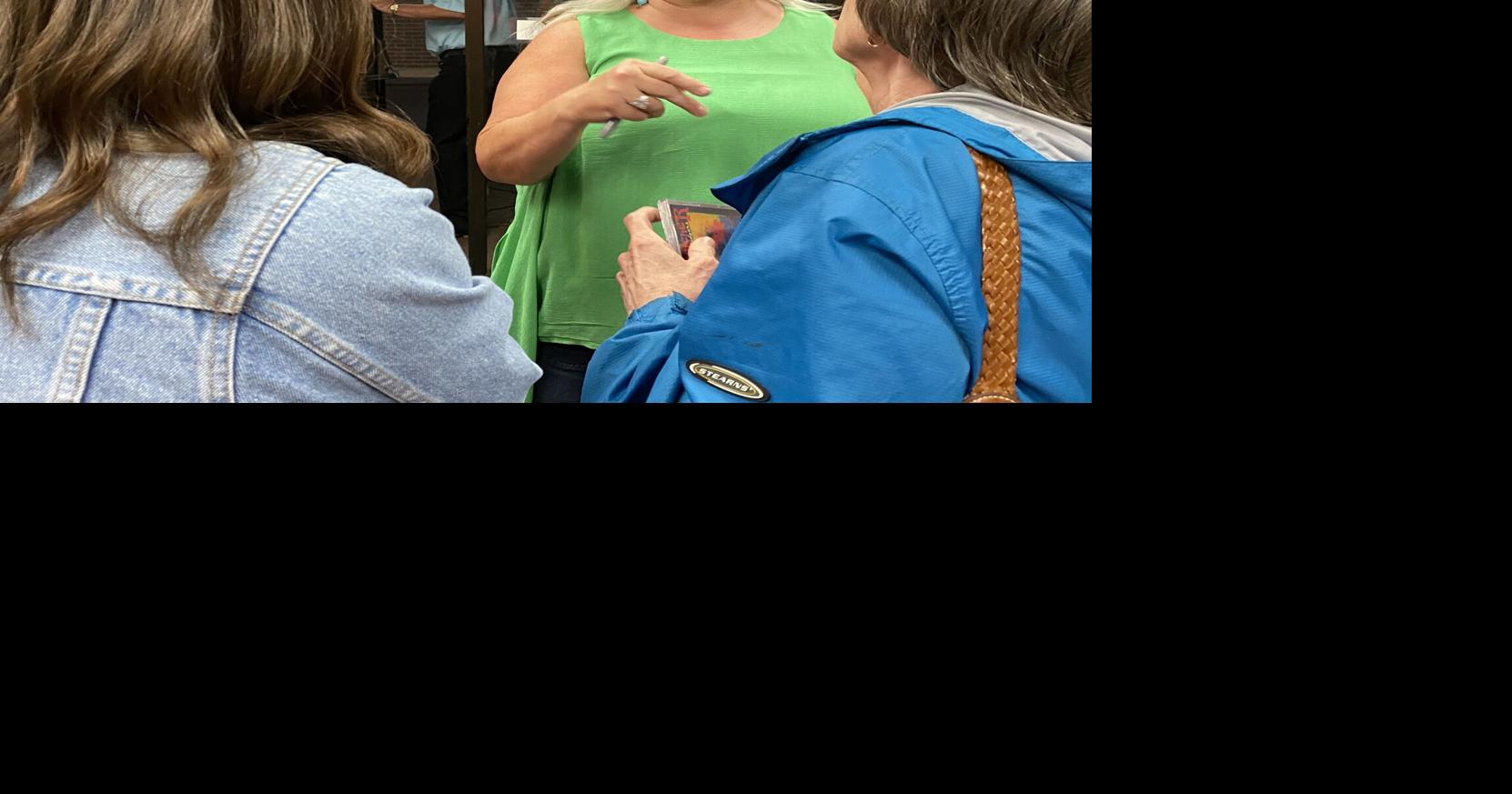 Leslie Satcher sings, touts PodPlays at dinner theater | Free ...