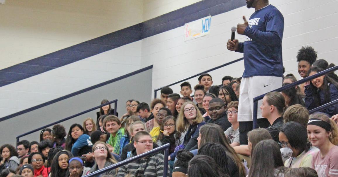 Former Harlem Globetrotter Nick Moore visits Paris Junior High School ...