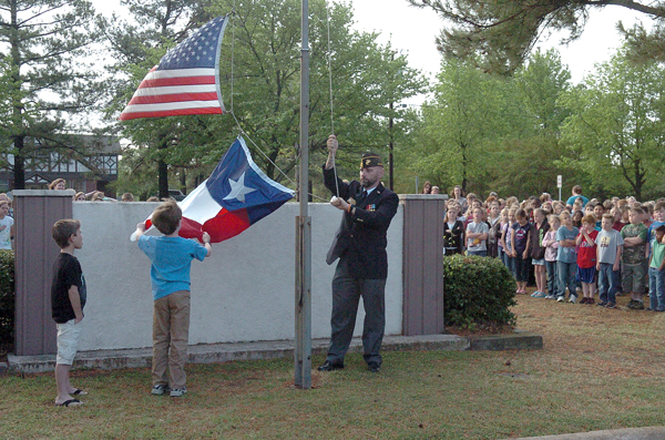VFW Post 3990 members attend flag ceremony at Everett Elementary | News ...