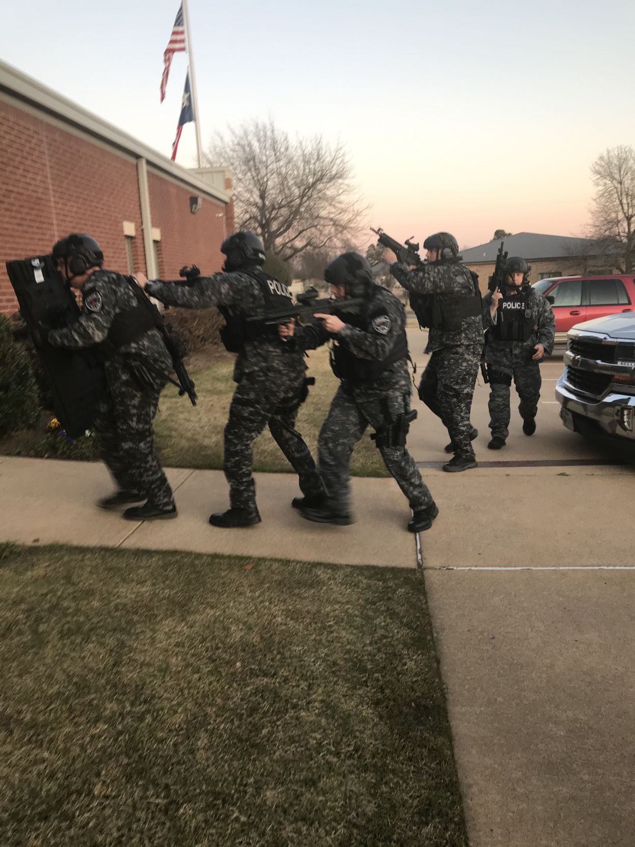 Paris police work through SWAT training exercise | News | theparisnews.com