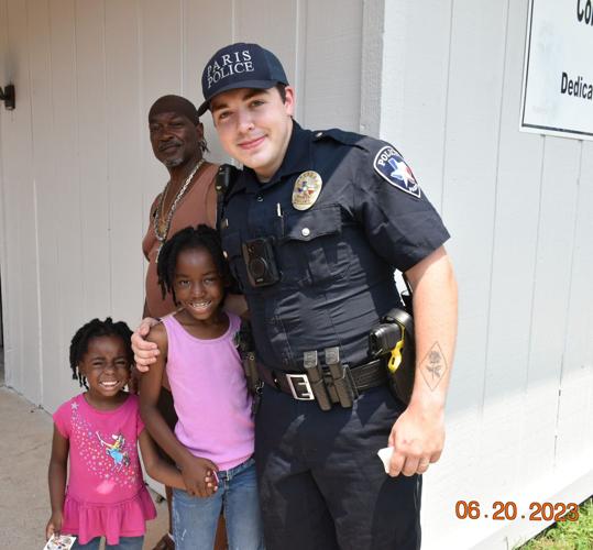 Neighborhood youth enjoy pizza and popsicles with Paris Police ...