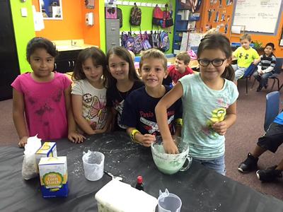 Students play with Oobleck | News | theparisnews.com