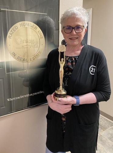 Sherrie Holbert earns C21 award | Free | theparisnews.com