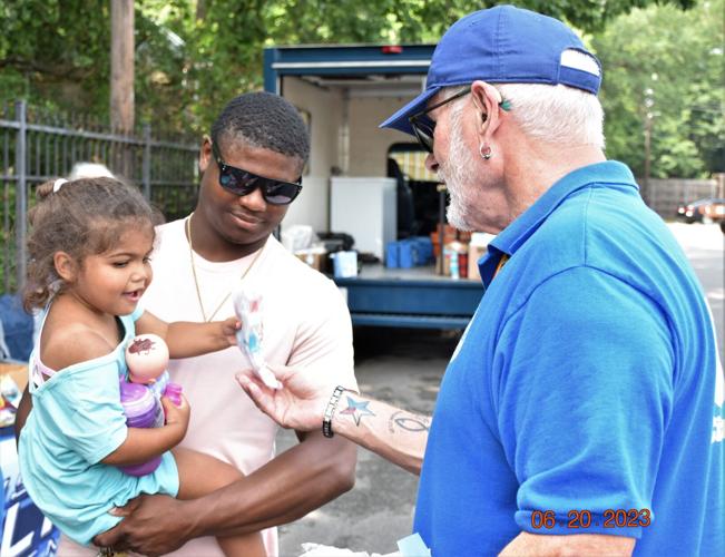Neighborhood youth enjoy pizza and popsicles with Paris Police ...