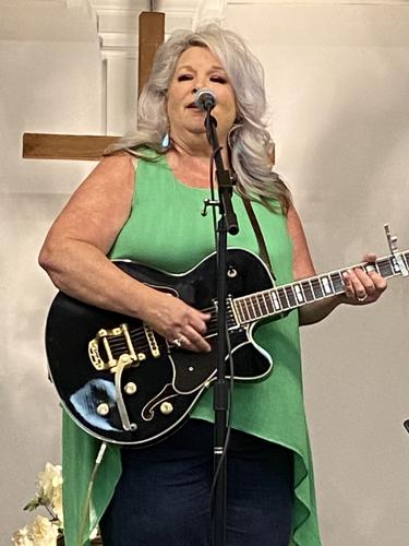 Leslie Satcher sings, touts PodPlays at dinner theater | Free ...