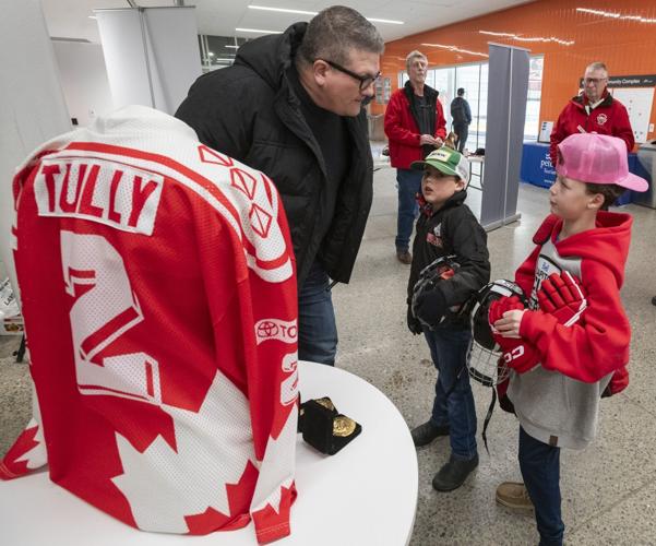 Hockey players and skaters help end hunger