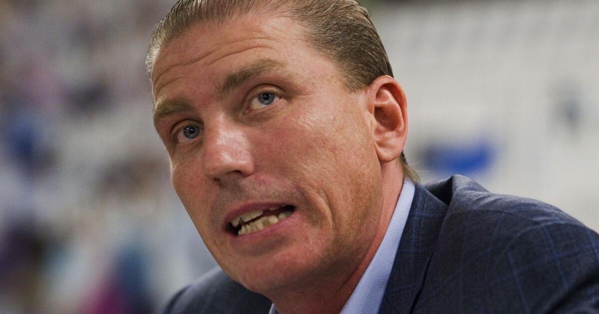 TTC workers say new uniform colours are too Habs-like