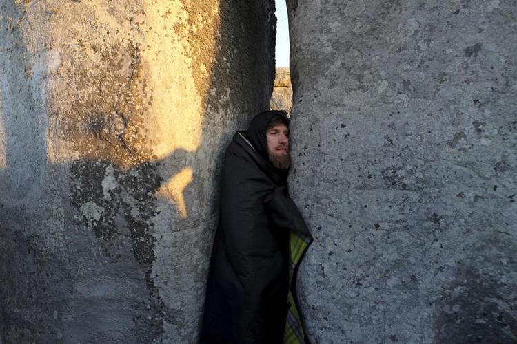 Thousands gather at Stonehenge for annual ritual marking the summer ...
