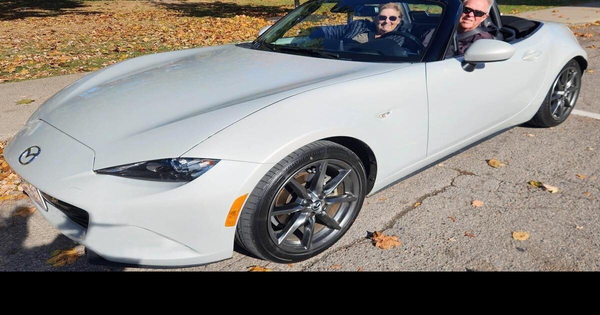 2017 Mazda MX-5 Miata turns couple into convertible converts