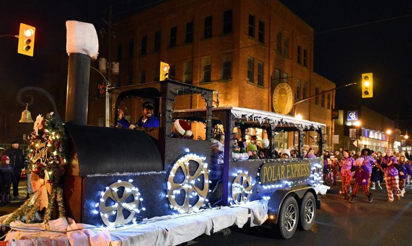 Santa Claus parade draws hundreds to Peterborough