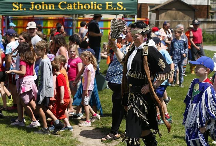 Photos: Hiawatha First Nation dancers, Chippewa Travellers drummers at ...