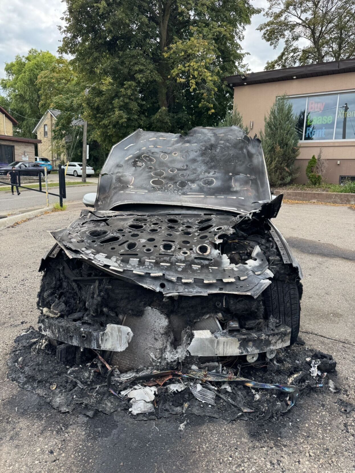 Video captures cars set on fire at Kitchener dealership