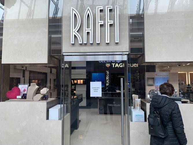 One suspect still at large after four robbers ransack jewelry store in ...