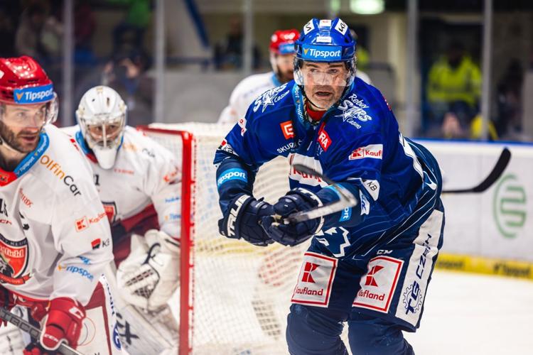 Jake Dotchin playing hockey with Czech club owned by Jagr