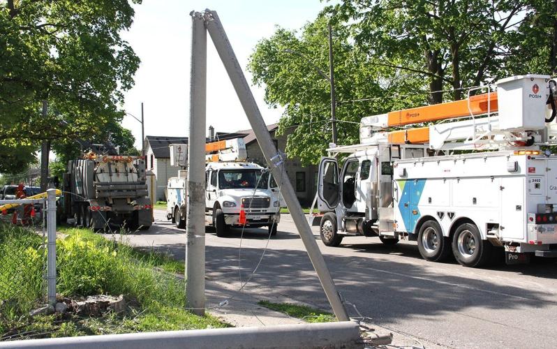 Hydro poles downed in Cambridge, driver leaves scene: police