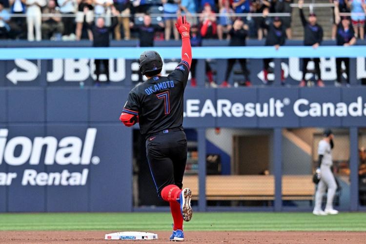 Kirk shines in return as Jays overpower Yankees 8-5