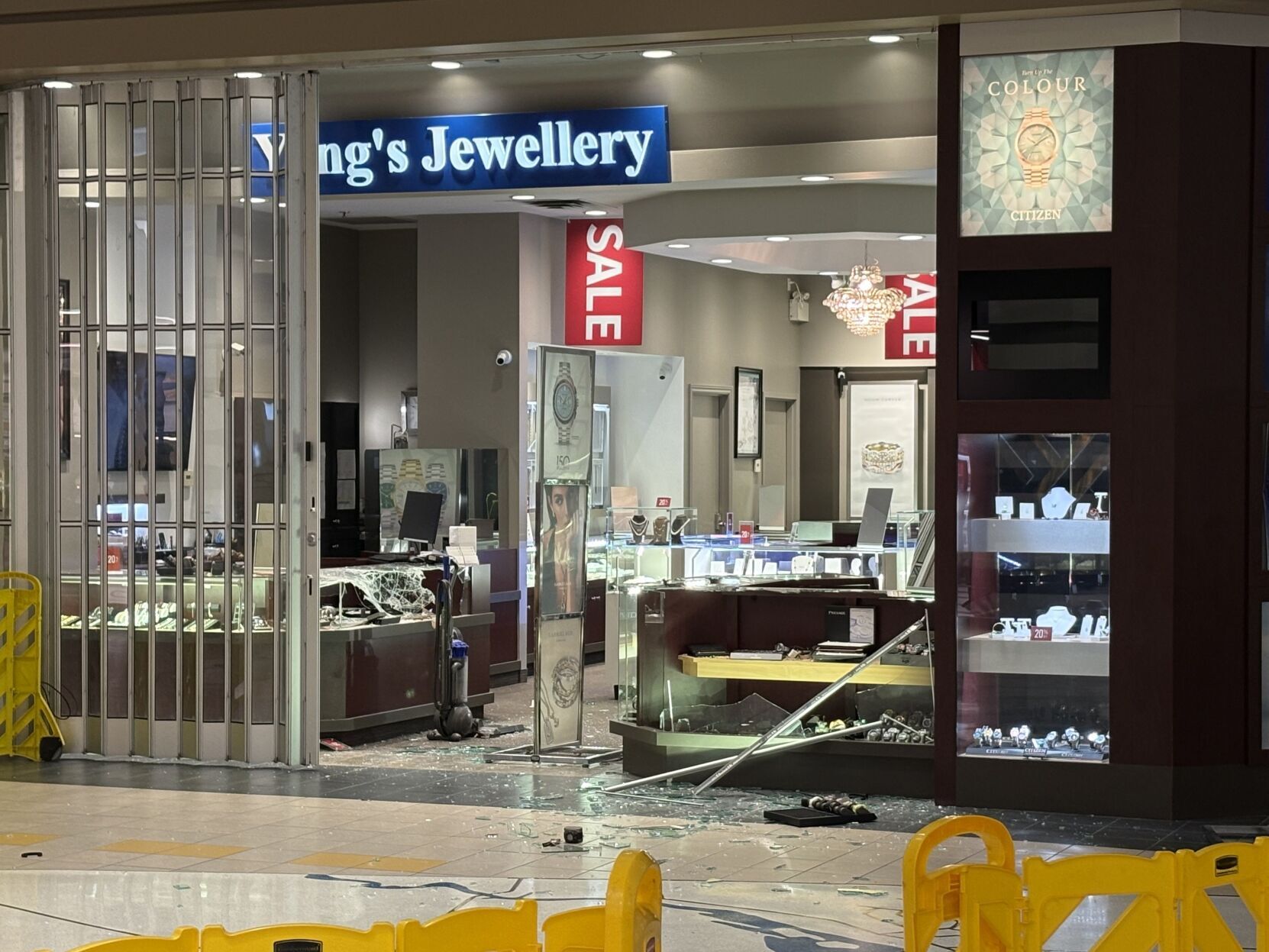 5 arrested after armed robbery at Cambridge jewelry store