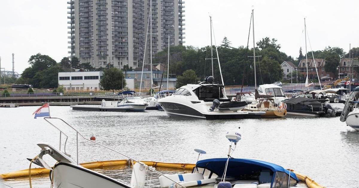 Waterloo man charged after boat sinks off Pier 8 in Hamilton