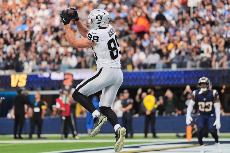 Herbert throws 2 TD passes despite hand injury, Chargers send Raiders ...