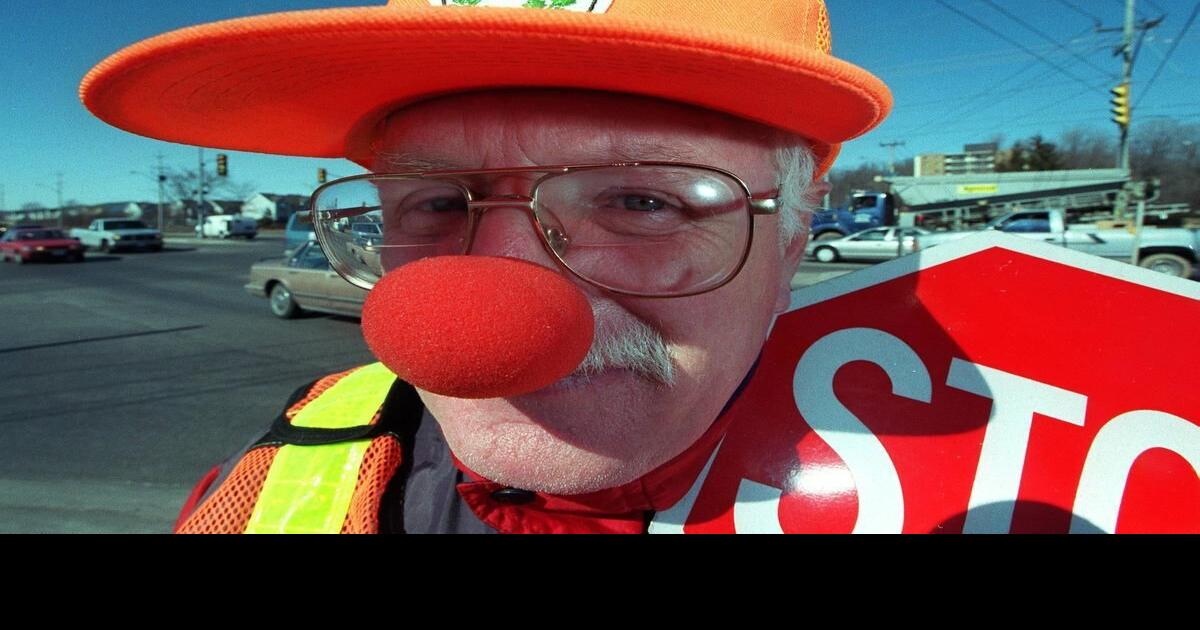 Lifetimes: Clown-nosed crossing guard sang, danced, brought joy to ...