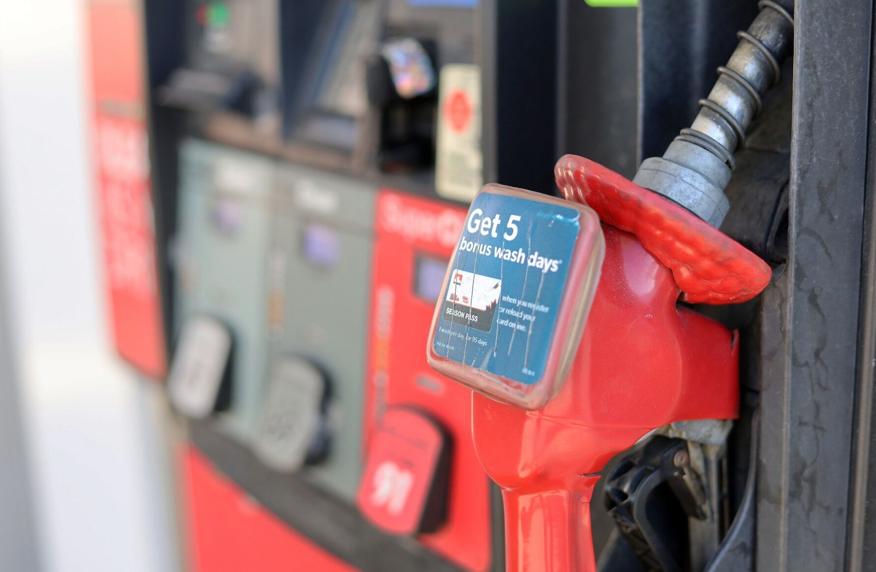 Where is the cheapest gas in Waterloo, Cambridge and New Hamburg today?