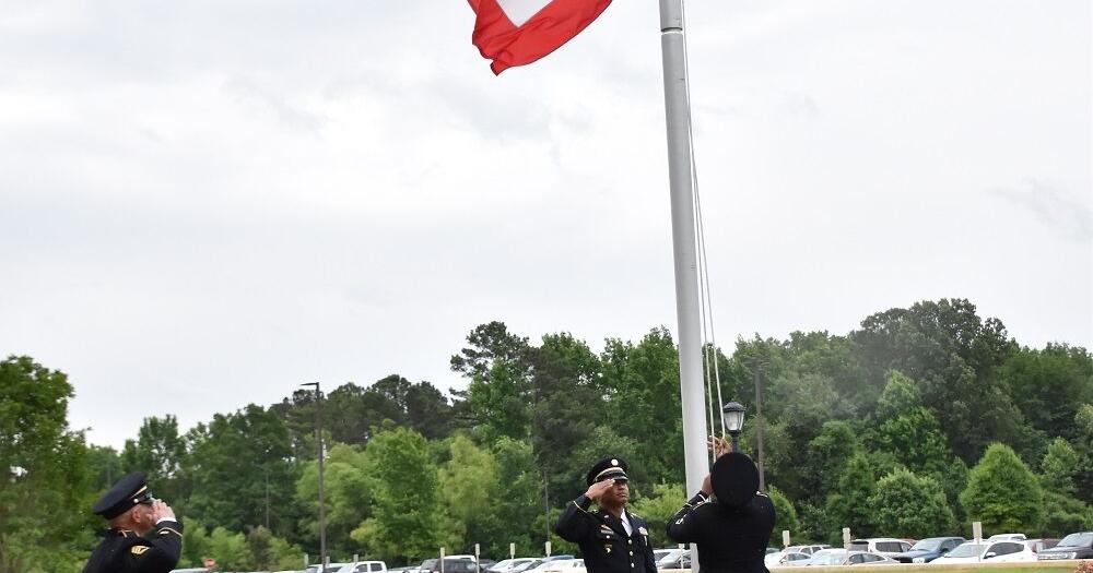 Gold Star flag waves for families of fallen Soldiers | Military Scene ...