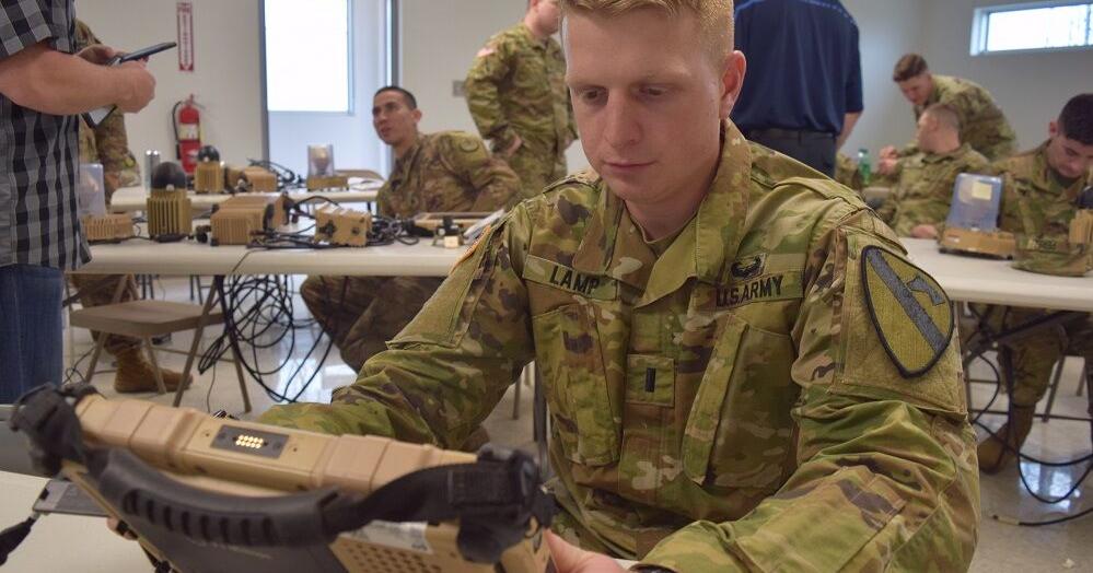 Soldiers train on new aviation video terminal | Military Scene ...