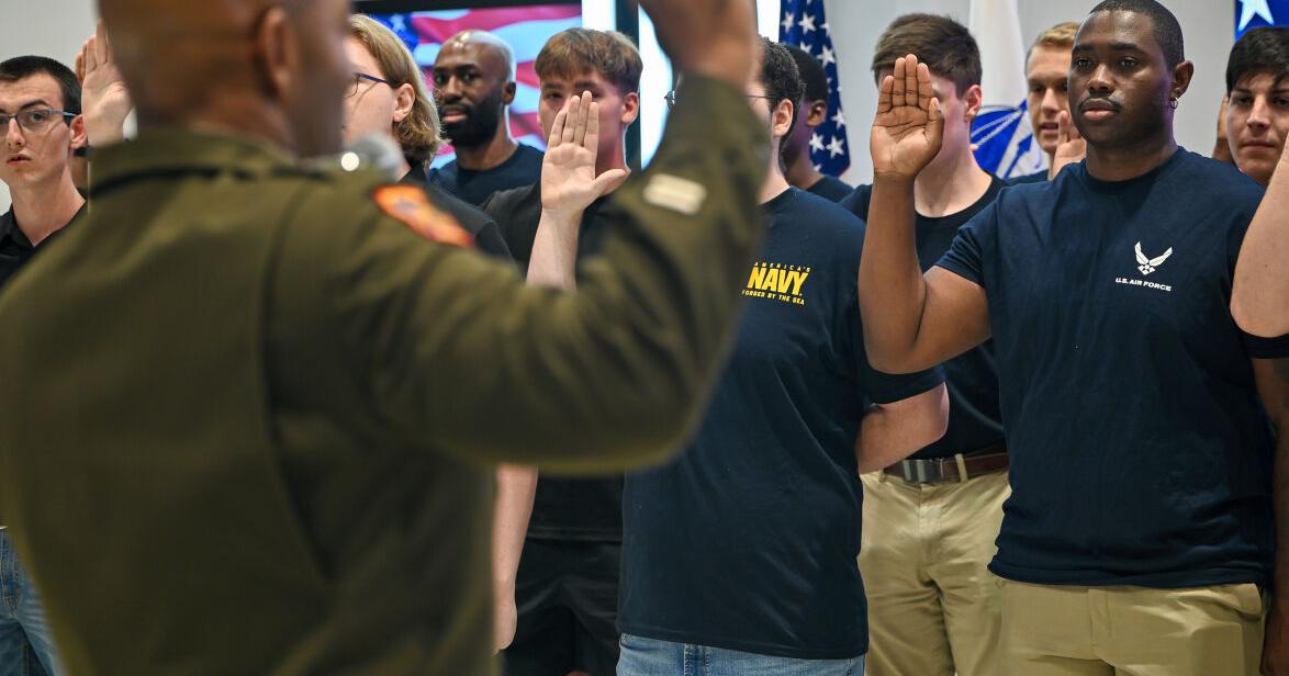 Future service members take enlistment oath | Military Scene ...