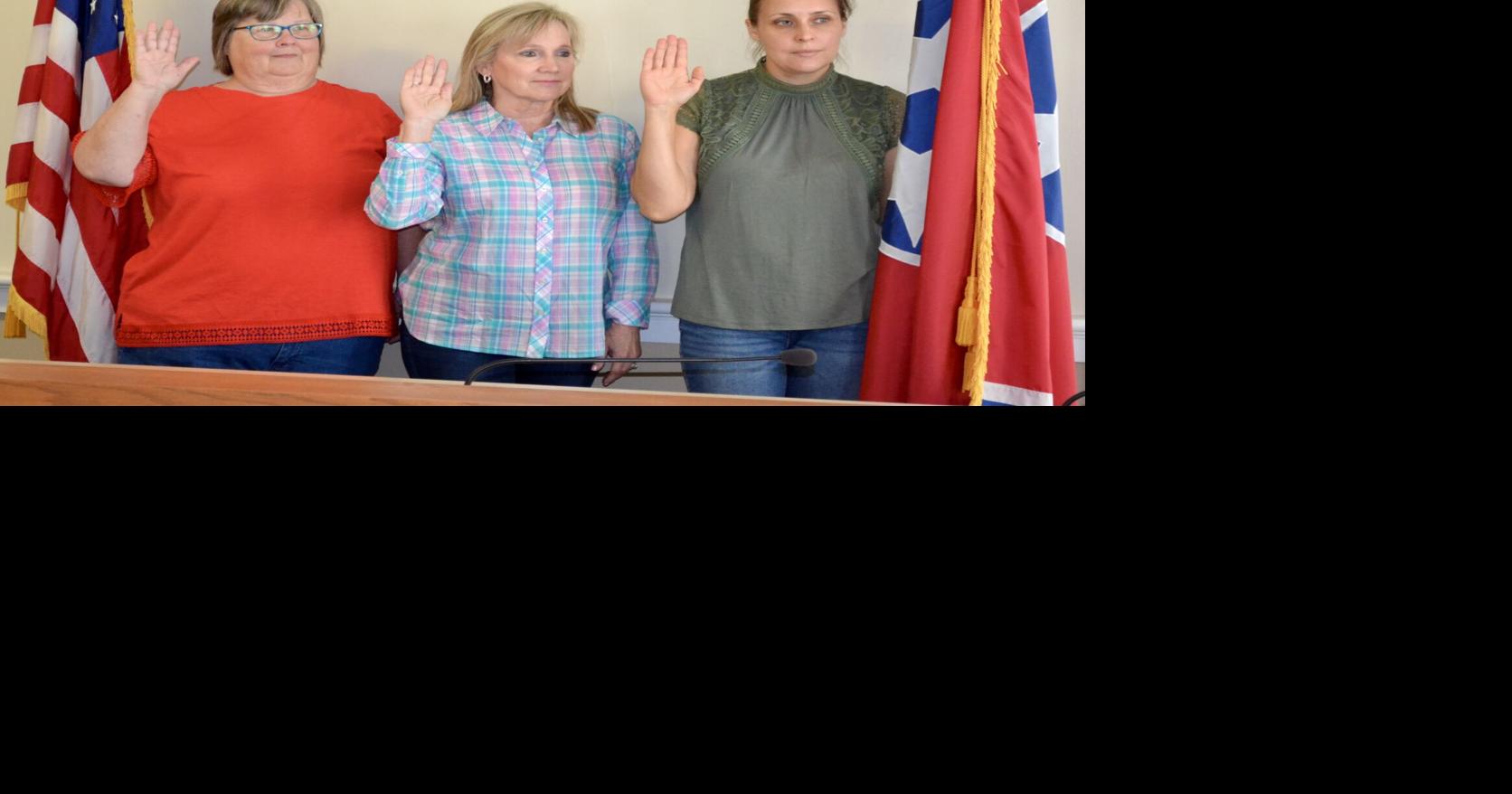 Three newly elected school board members sworn in, main swearing in ...