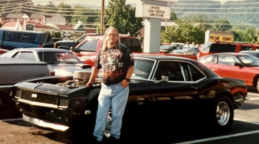 Case closed: Woman returns courthouse flag that her husband stole on a ...