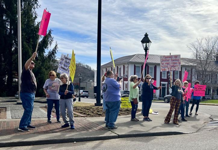VIDEO & PHOTO GALLERY: Humane Society supporters protest in Rogersville ...