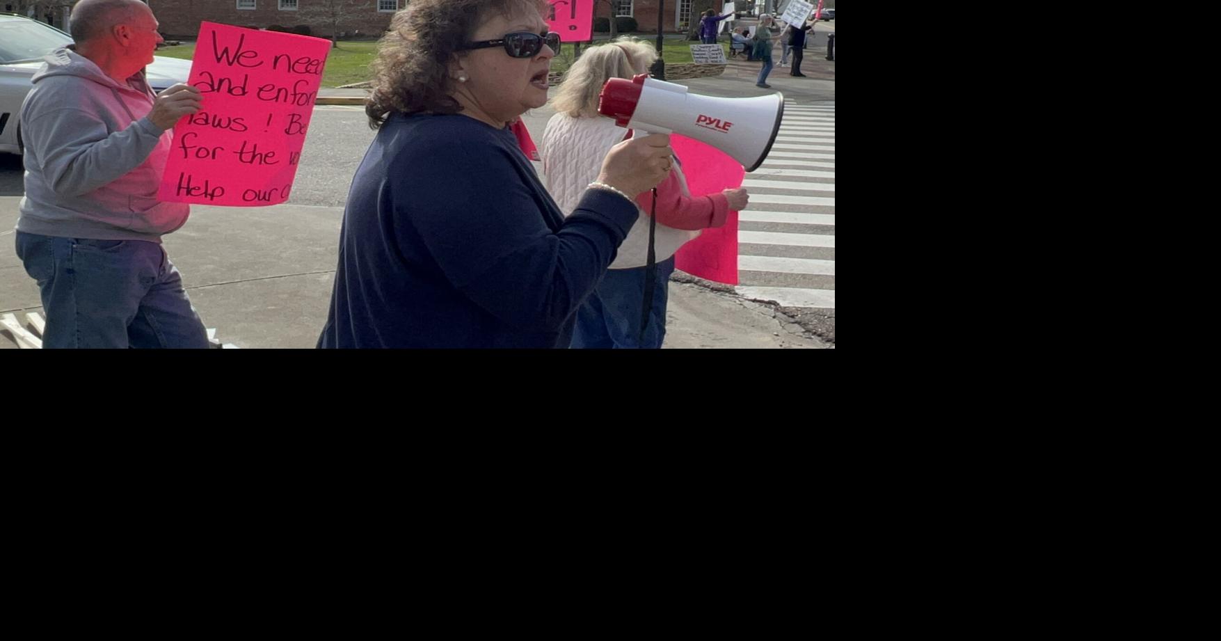 VIDEO & PHOTO GALLERY: Humane Society supporters protest in Rogersville ...