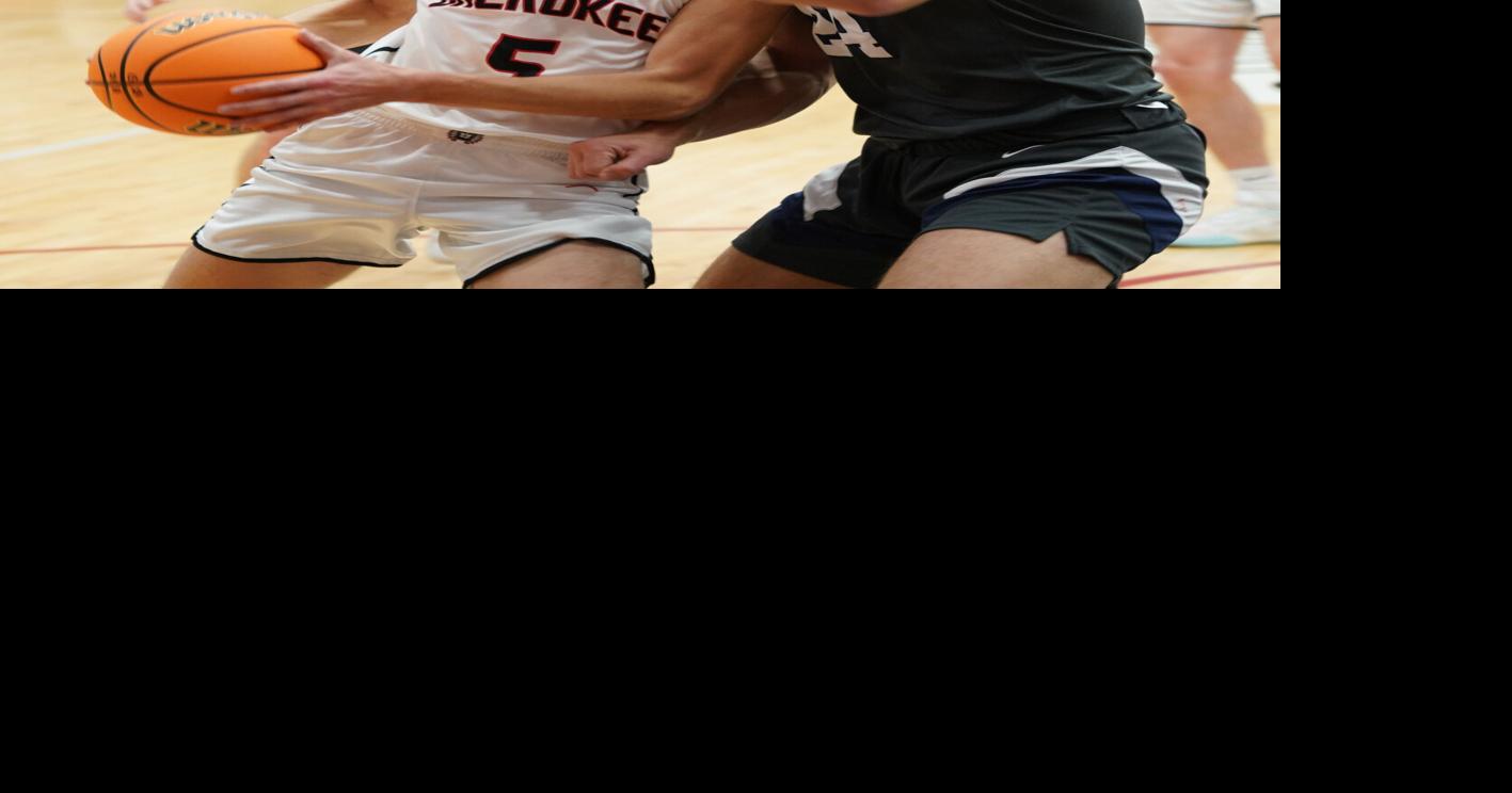 08) Landon Jeffers meets a Bulldog defender. | | therogersvillereview.com
