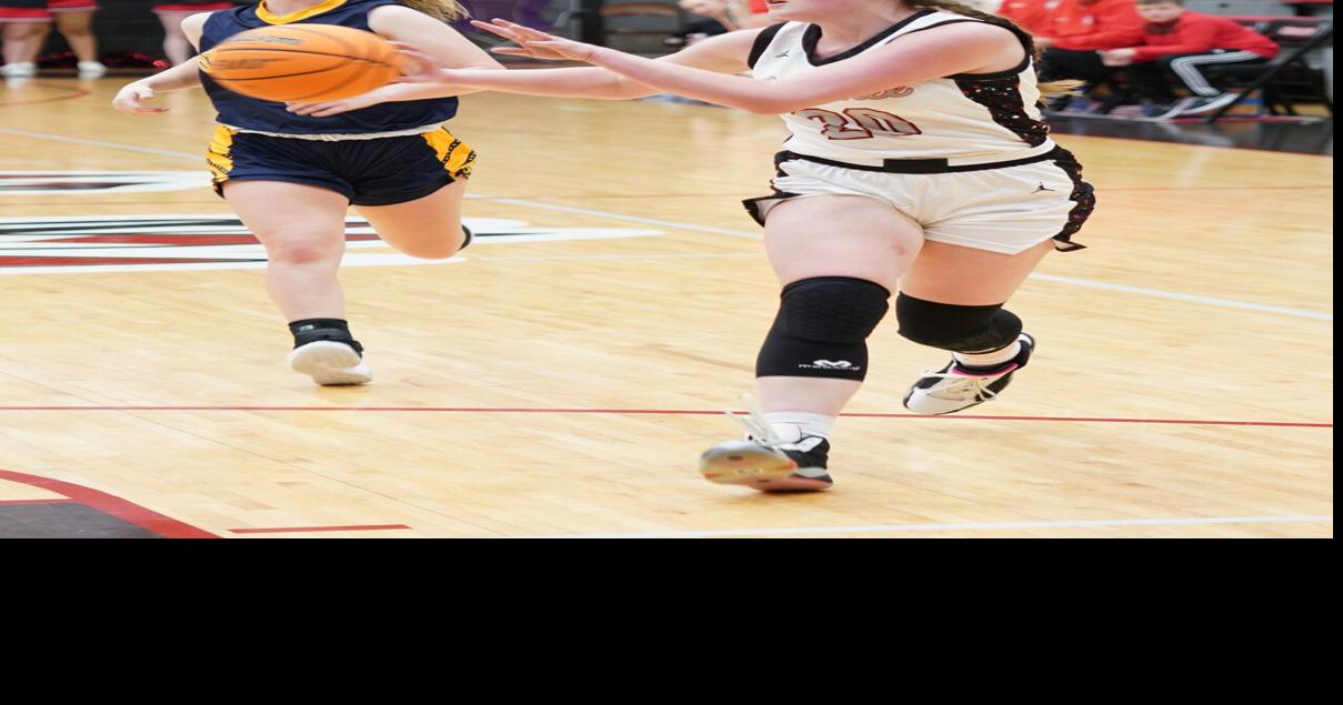 07) Ariel Ferrell passing the ball | | therogersvillereview.com