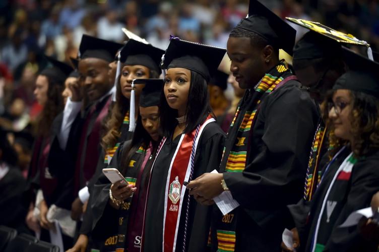 Commencement Day: Thousands graduate from SIUC today | SIU ...