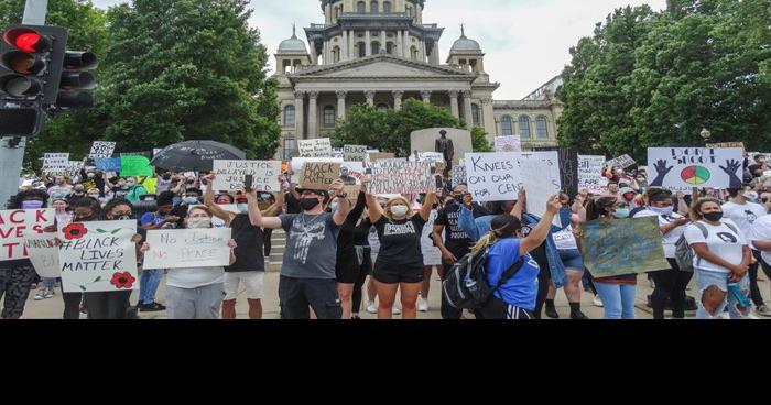 More than 1,000 gather for peaceful protest at Illinois Statehouse ...