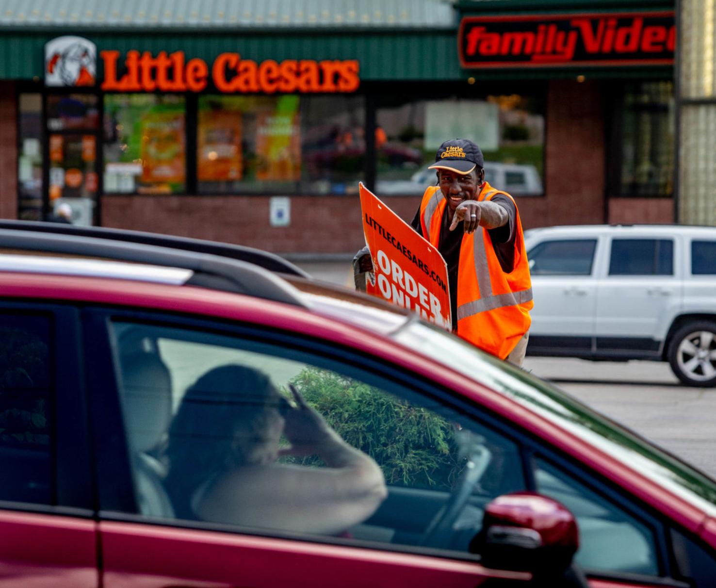 Little Caesars sign-shaker spends last day in Carbondale serving up ...