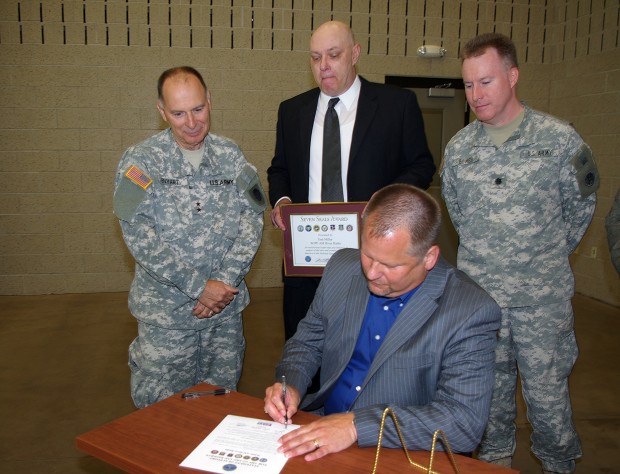 Citizen soldiers, employers break bread | Local News | thesouthern.com