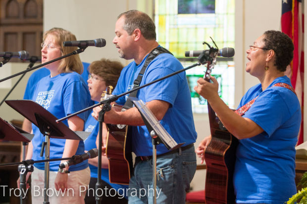 Church offers new informal praise service | Religion | thesouthern.com